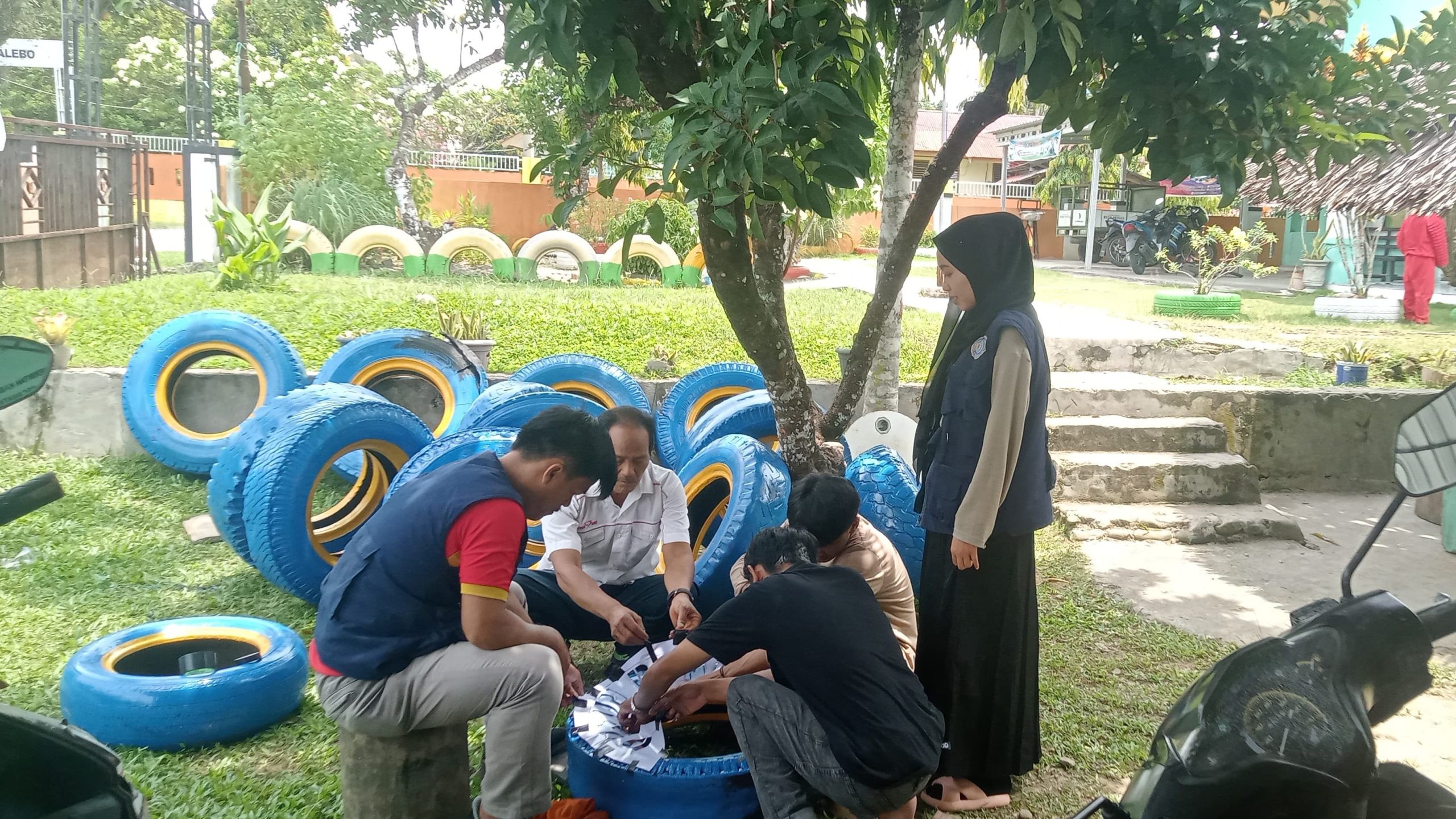 Manfaatkan Barang Bekas, Mahasiswa KKN-T dan Asistensi Mengajar Posko X ...
