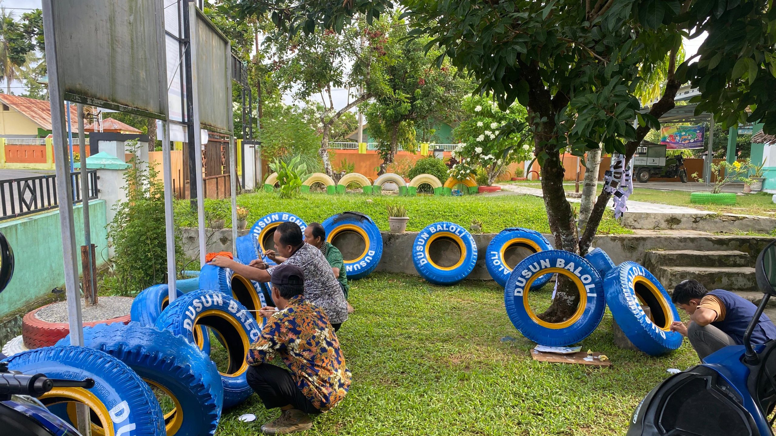 Manfaatkan Barang Bekas, Mahasiswa KKN-T dan Asistensi Mengajar Posko X ...